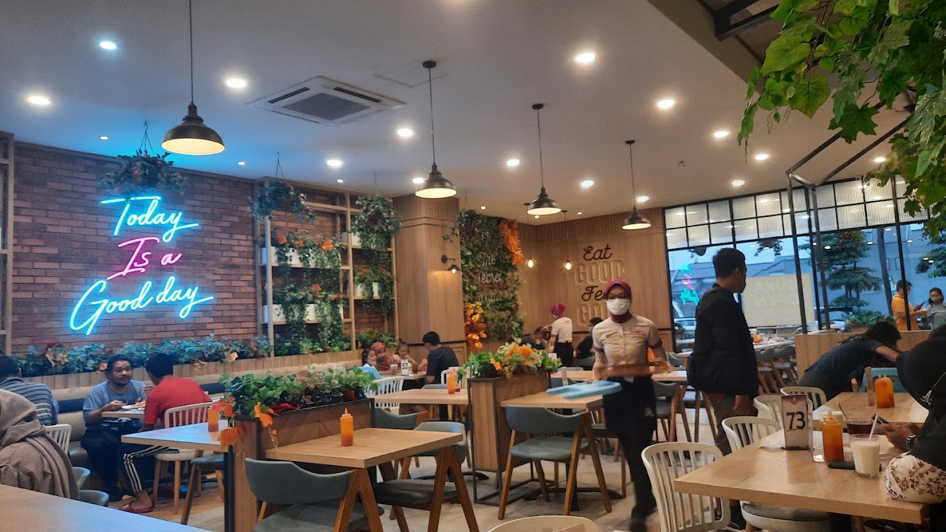 Review Positif Restoran Keluarga Solaria Grand Wisata Bekasi